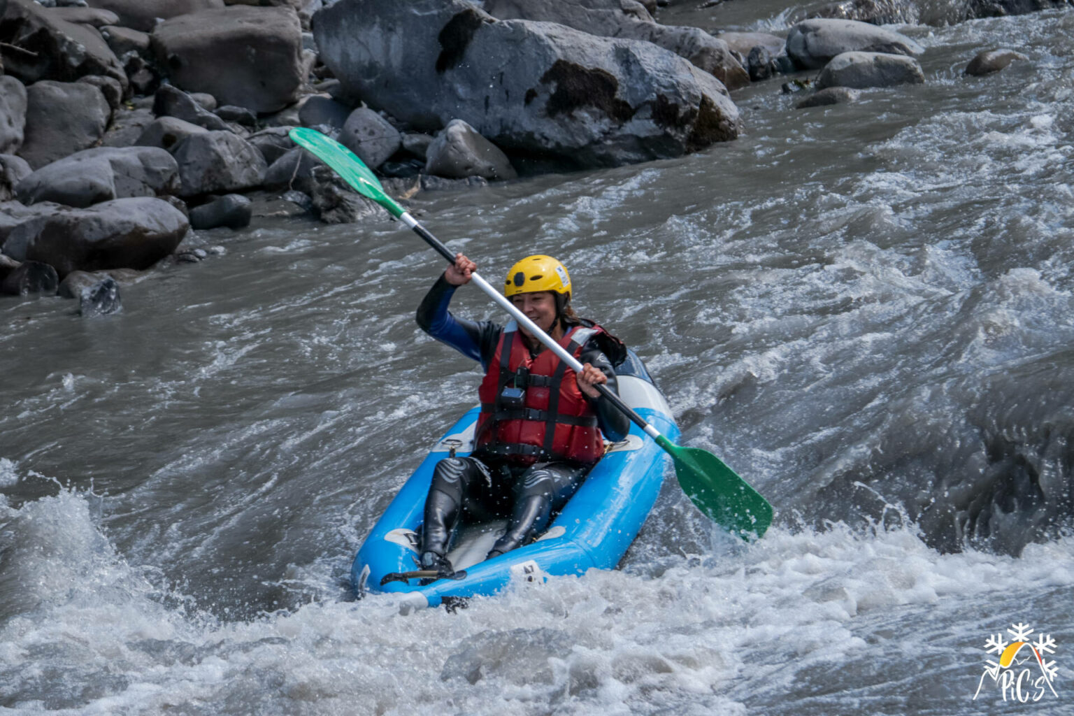 What are the differences between Kayaking and Rafting? - Crazy Water ...