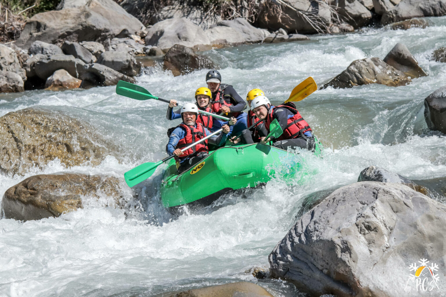 5 benefits of Rafting on your physical and mental health - Crazy Water ...